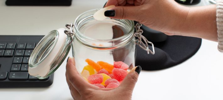 Pourquoi et comment limiter le grignotage - Fifty & Me MAGAZINE